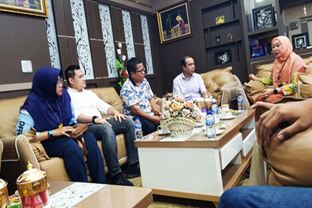 RIAUPAGI.com | Prof Sri Indarti Sambut Kedatangan Ikatan Keluarga Alumni UNRI untuk Perhelatan ...